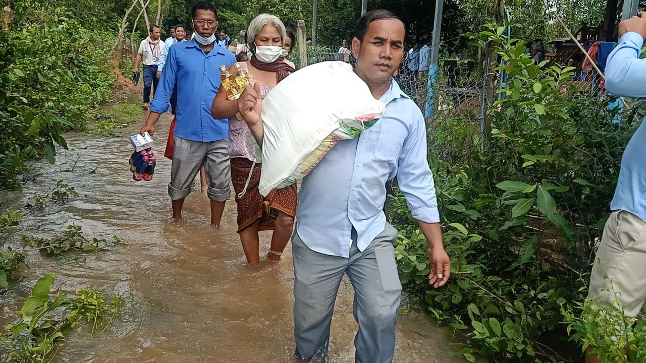 ពិធីចុះសួរសុខទុក្ខនិងចែកអំណោយរបស់អង្គការទស្សនៈពិភពលោកជូនដល់បងប្អូនប្រជា ...