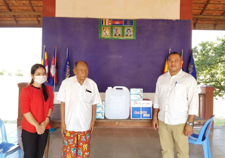 គណៈកម្មាធិការឃុំអង្កាញ់ បាននាំយកនូវសម្ភារៈមួយចំនួនជូនដល់ឃុំ ...